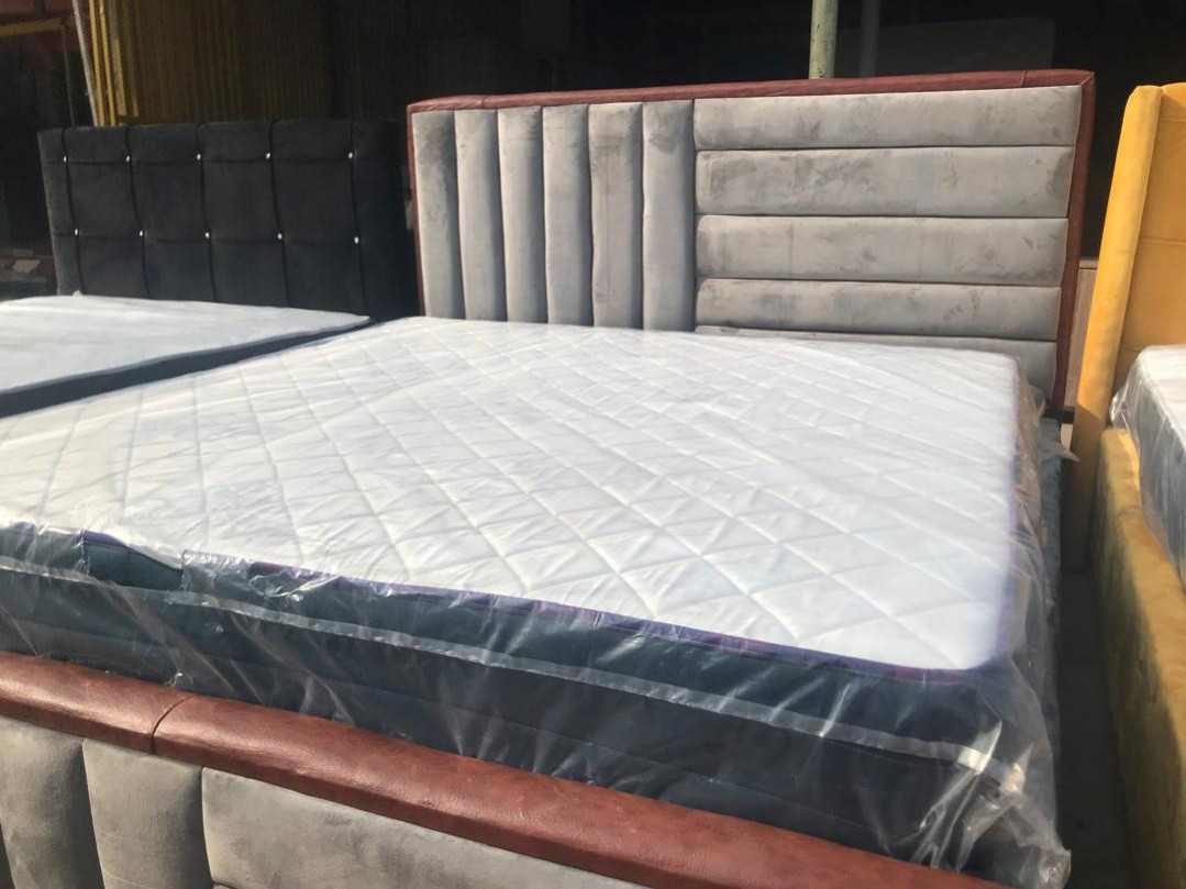 Luxury Queen Size Complete bed in Furnitures | Loxeco